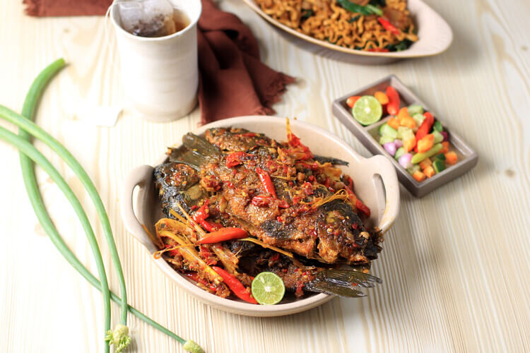 4 Tips Masak Ikan Mas agar Bumbu Meresap dan Tidak Bau Tanah